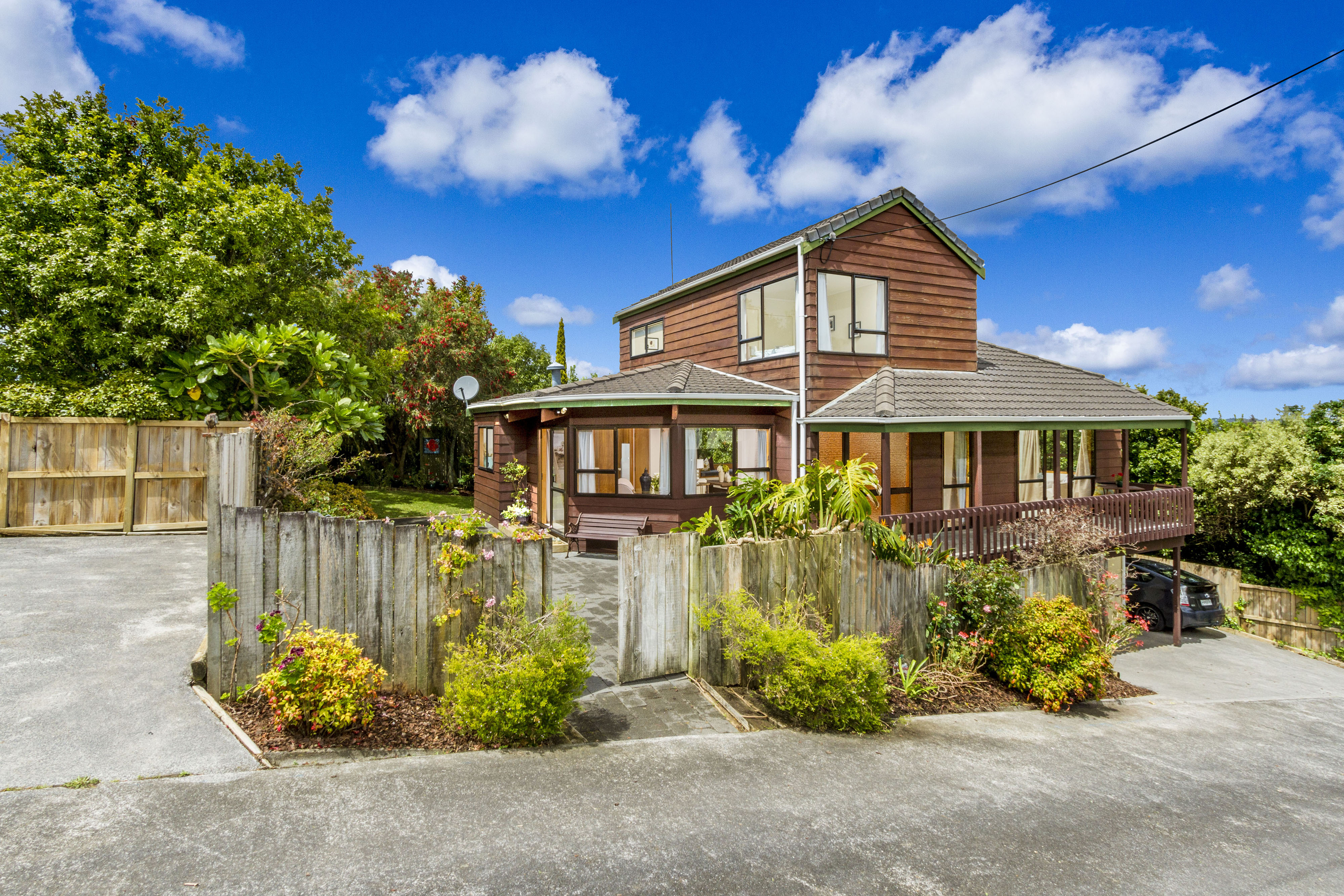 Sold 2/406 East Coast Road, Sunnynook Nov 2016 | Barfoot & Thompson