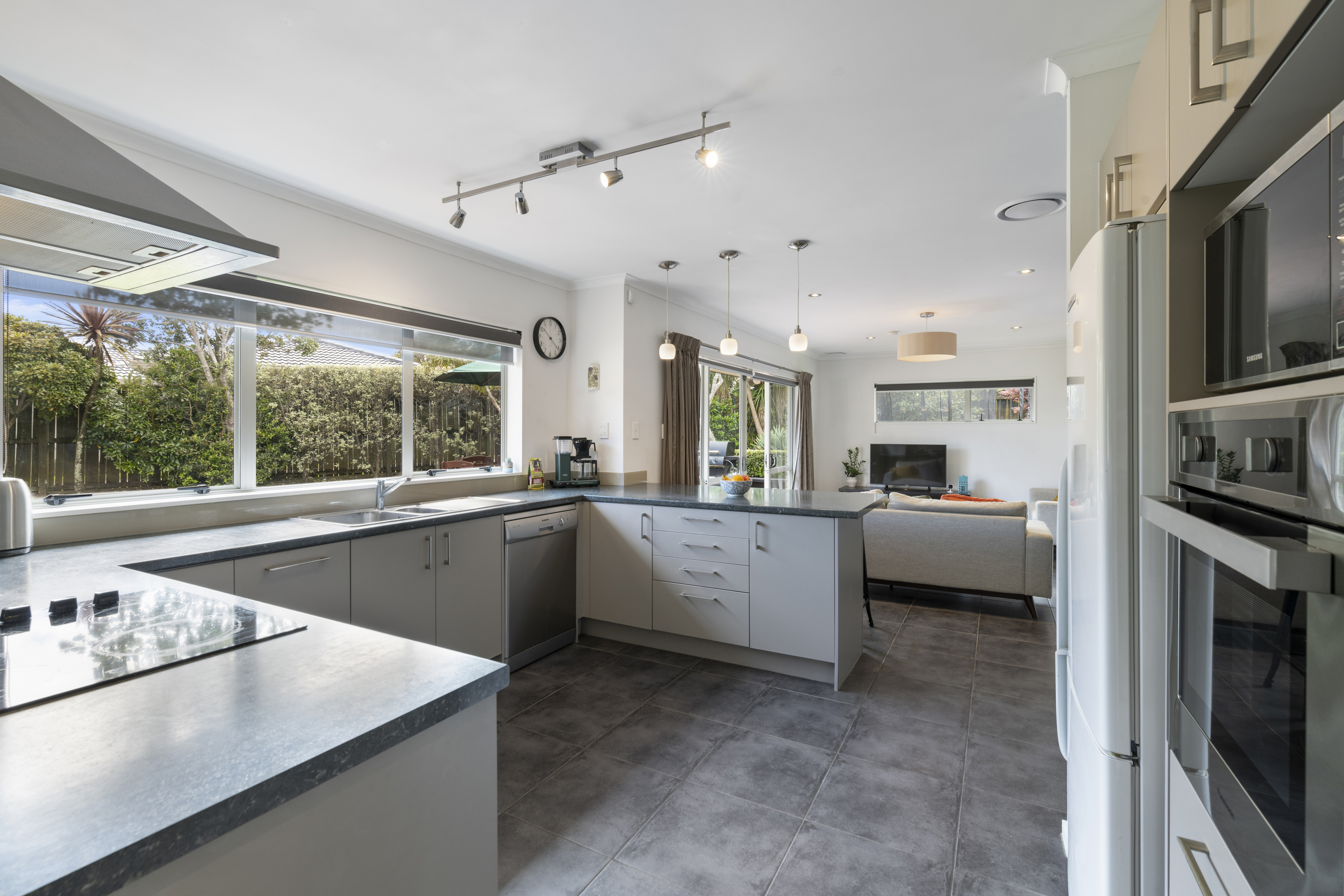 Michelle Xia, Residential Sales | Barfoot & Thompson