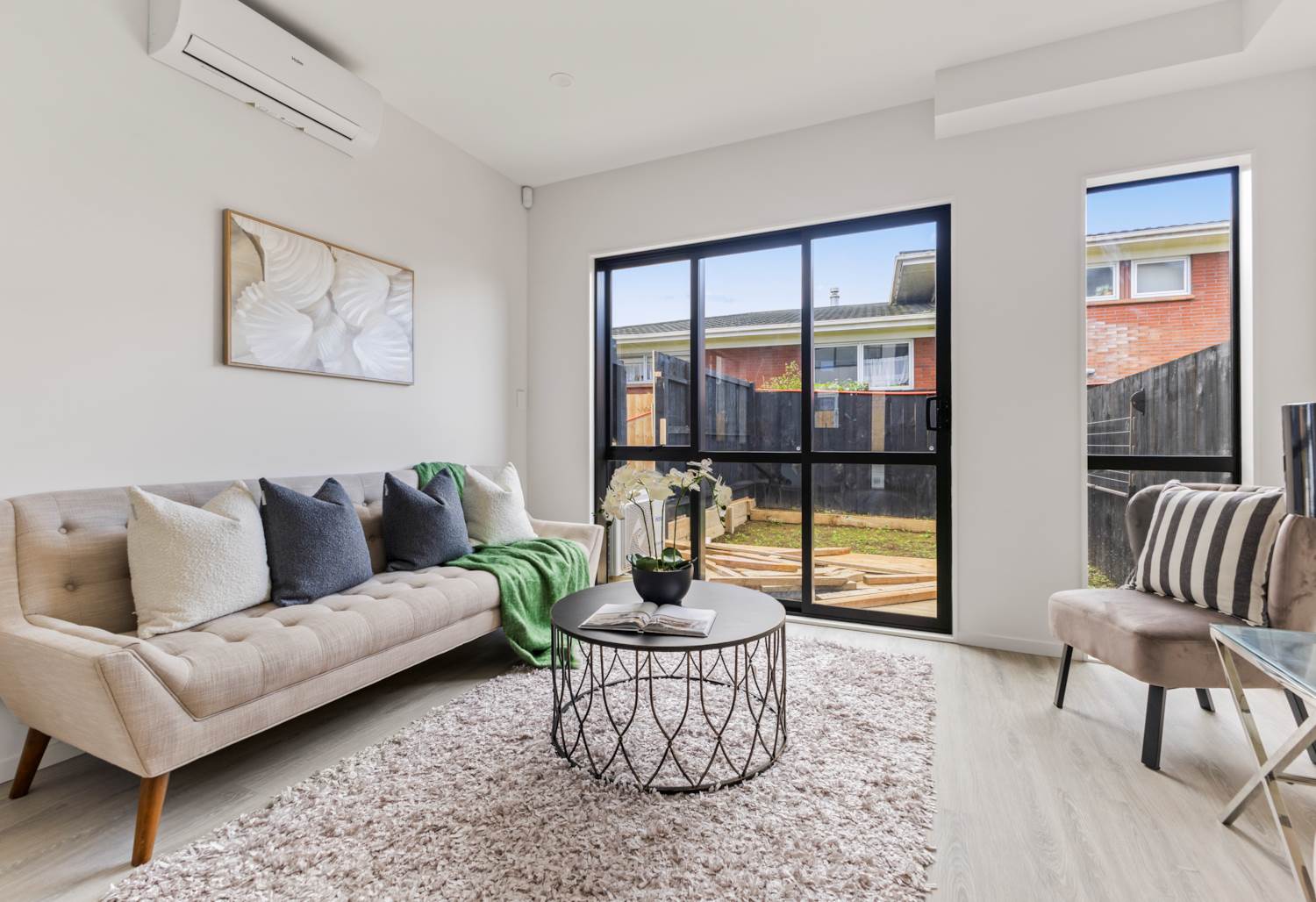 Roni Cong, Associate Salesperson | Barfoot & Thompson