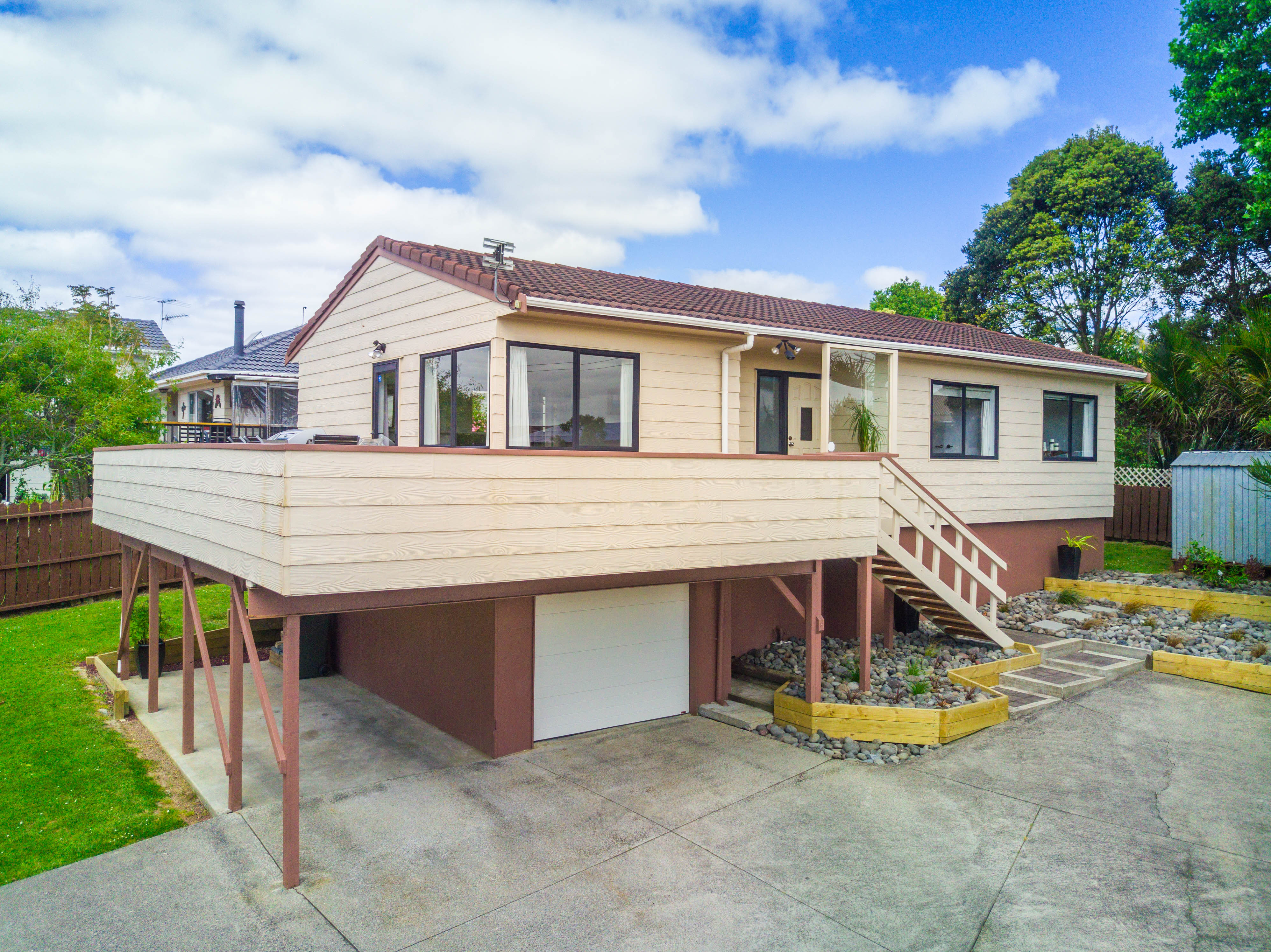 Sold 33b Hale Crescent, Glenfield Jan 2017 | Barfoot & Thompson
